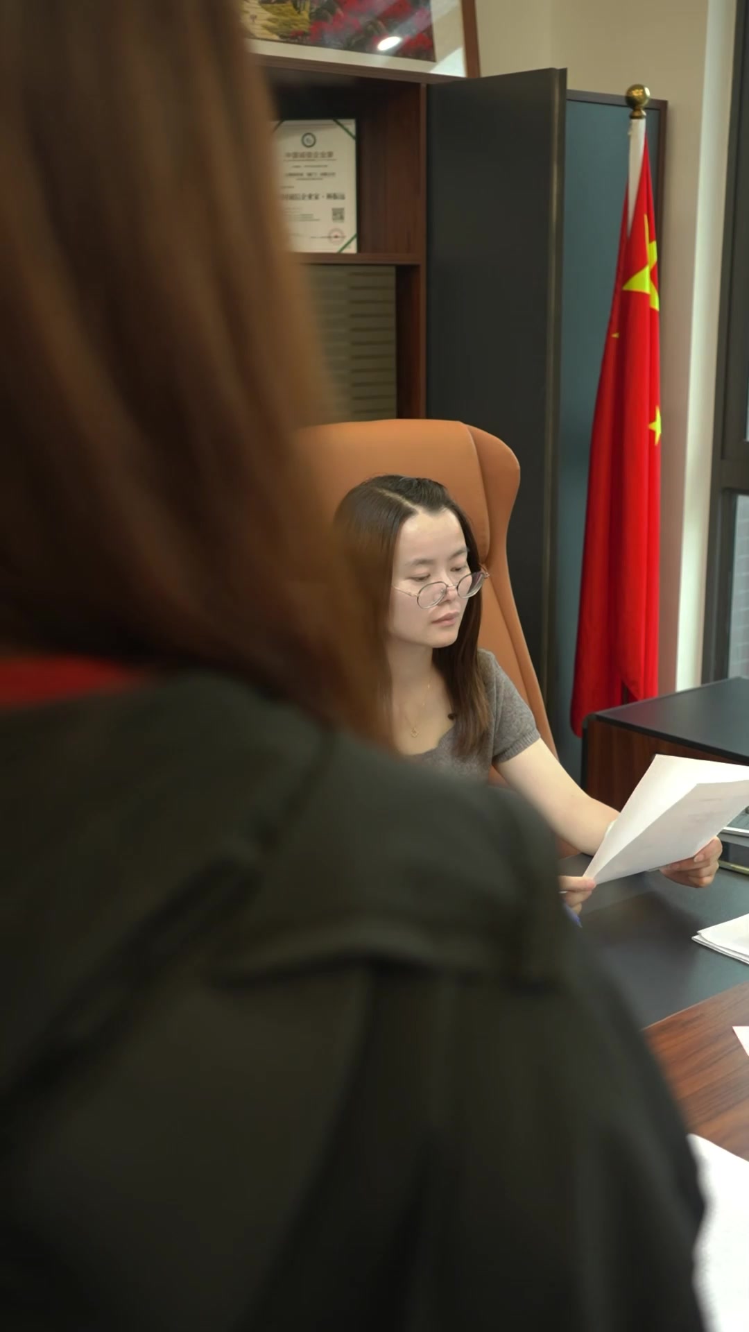 谁家的亲姐,来当我们办公室主任了?