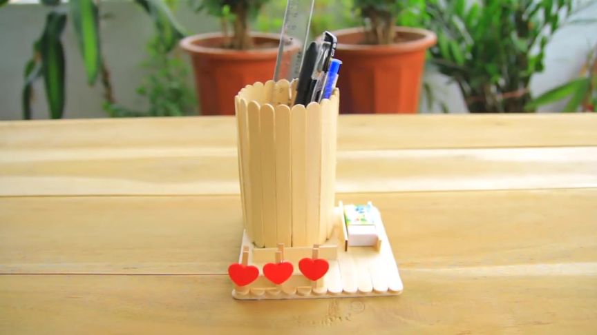 DIY手工:用小木条拼凑的花篮笔筒,制作简单又好看