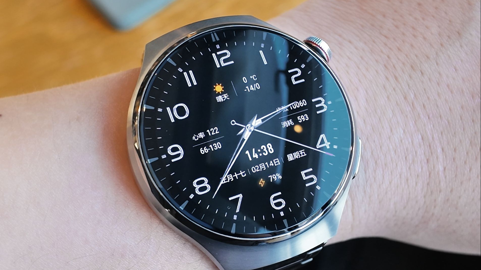 不会还有人不会更换华为表盘吧