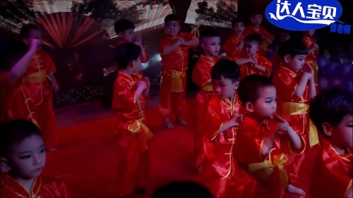 幼儿园大班舞蹈《中国功夫》宝贝们动作整齐,气宇轩昂