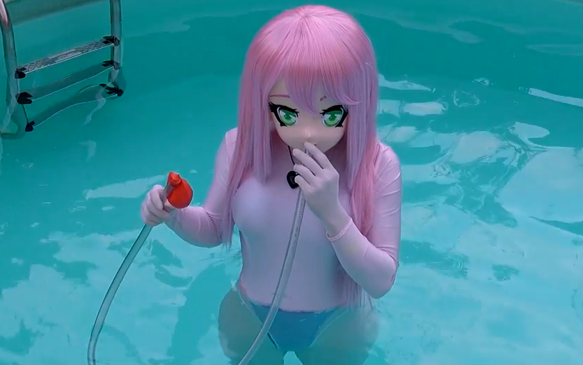 【CuteYuri搬运】在泳池里吹气球的泳衣kigurumi娃娃!