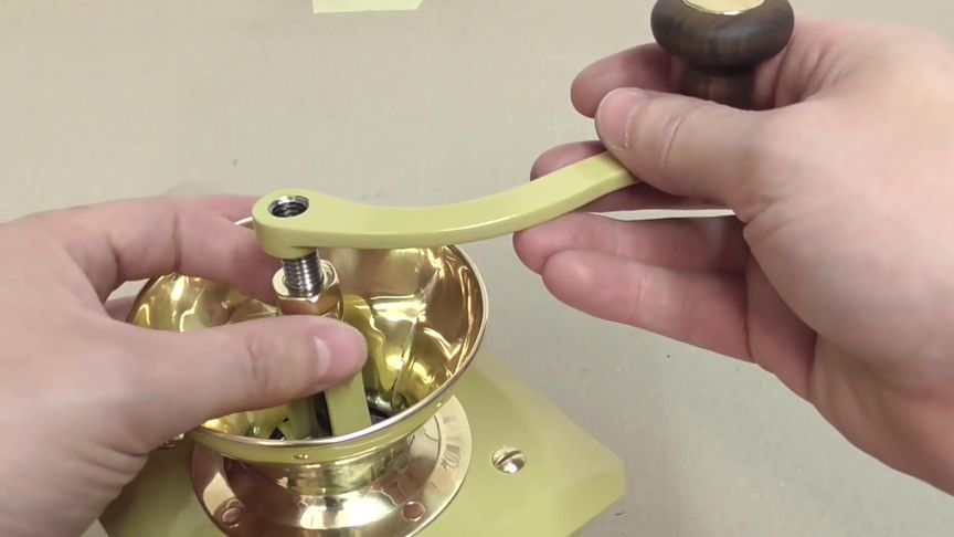 外国牛人完美翻新修复手动咖啡研磨机,完成后令人极度舒适