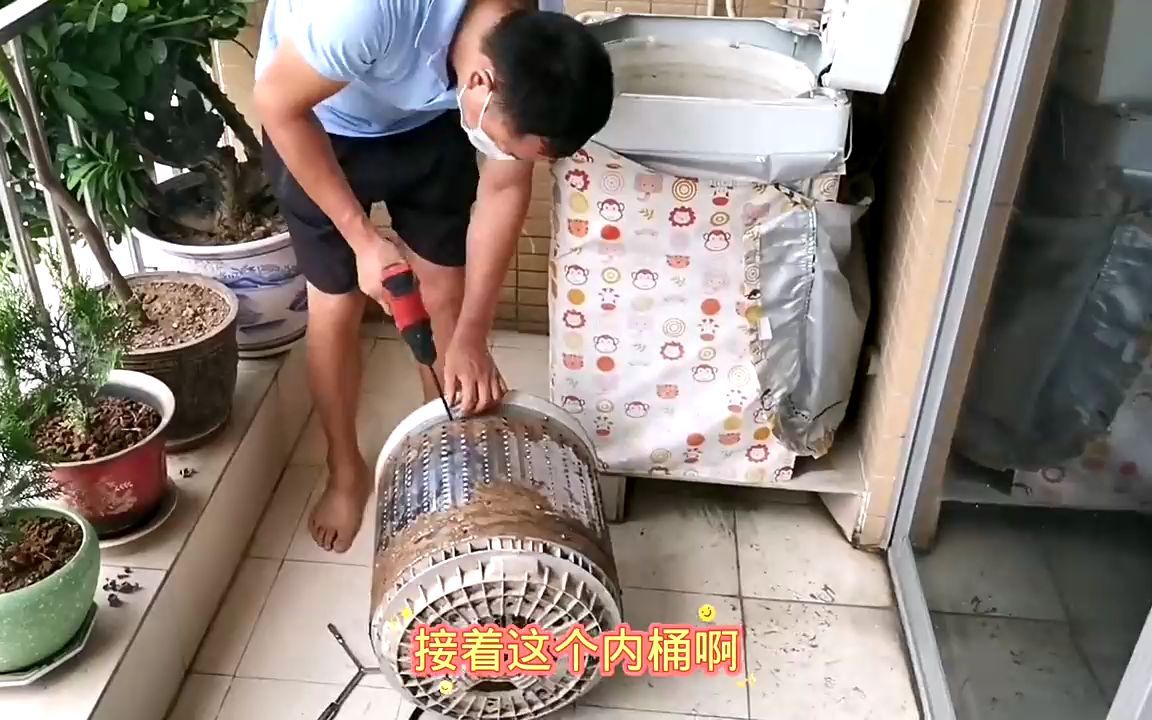 洗衣机清洗师傅,拆开洗衣机告诉你洗衣机异味脏的真正原因