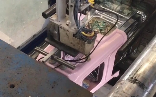注塑模具厂生产塑料凳,有机械手就是方便!