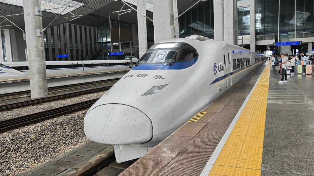 D2282(深圳北-南京南)进入厦门北站6站台,本次列车由中国铁路上海局...
