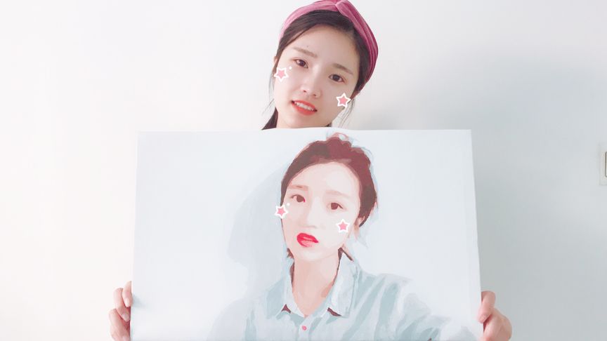 妹子展示“DIY数字油画”成品,涂完之后,感觉特别的有成就感!