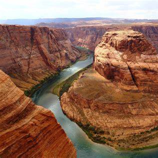 自然奇观下的景色 