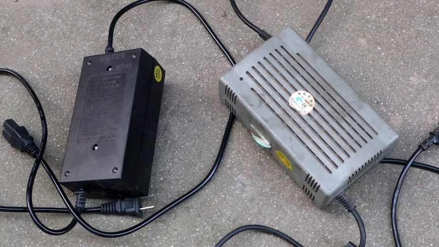 电动车充电器能混用吗?一些人不知道,只要这个数字一样就能通用