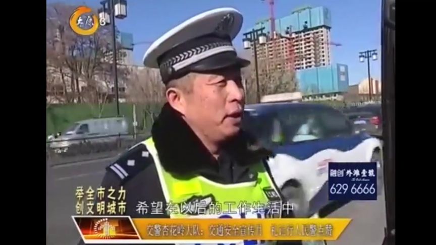 交通安全宣传月:驾驶员礼让行人被交警拦下,支持交通工作获点赞