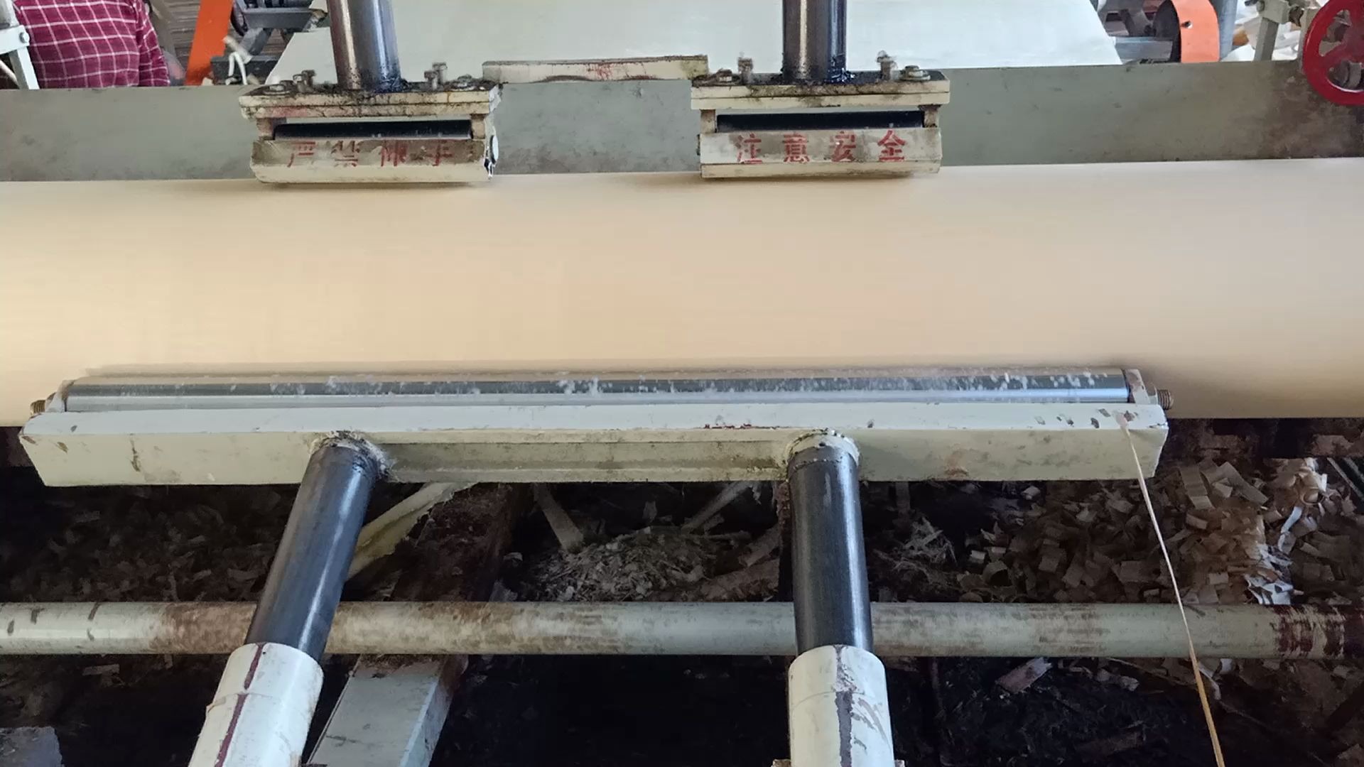 桦木胶合板的木皮是从桦木上面一层一层剥下来的,看着都疼