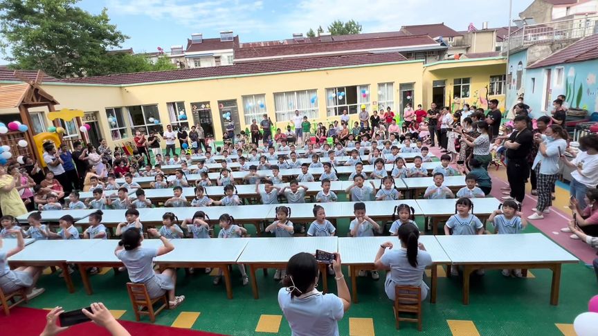 可以全屏看哦!贝贝幼儿园六一桌舞表演大班组《大王叫我来巡山》