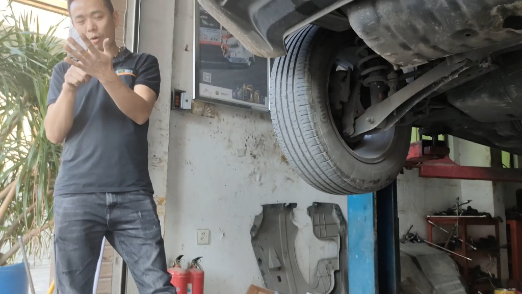 出发前给探险者号安装行车记录仪再换个机油