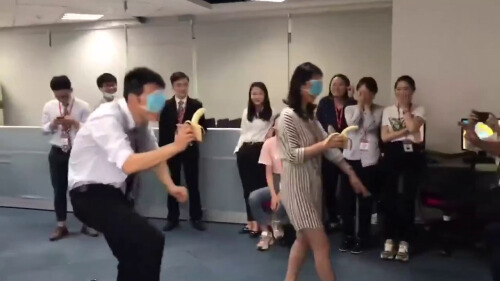 晨会小游戏,让女人比男人还开心,蒙眼喂香蕉的姿势太搞笑了!