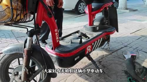 注意看这款电动车内部居然有电池盒看师傅如何拆开更换新电池