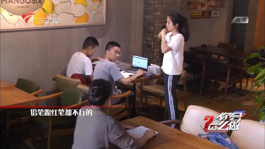 母亲控制欲太强,当众强迫女儿改高考志愿,旁桌男生砸笔阻止!