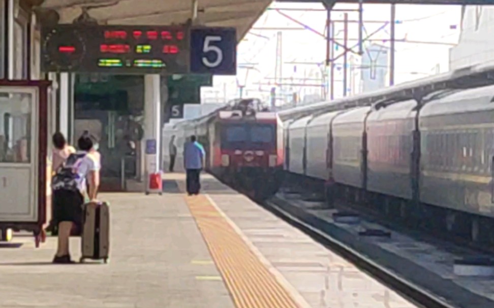 K728次列车进入山海关站