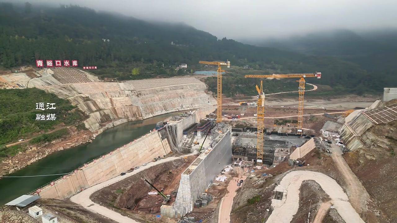 ...作为国家150项重大水利工程之一,青峪口水库项目的建设者们正紧抓...