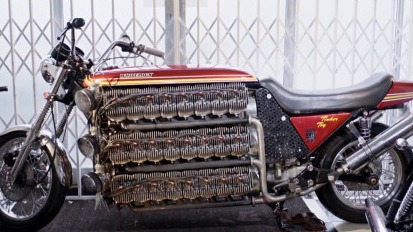 老外给摩托车安装48个气缸,获得世界纪录,跑起来是.