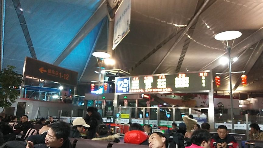 上海南站候车室,晚上等车的旅客都累了。
