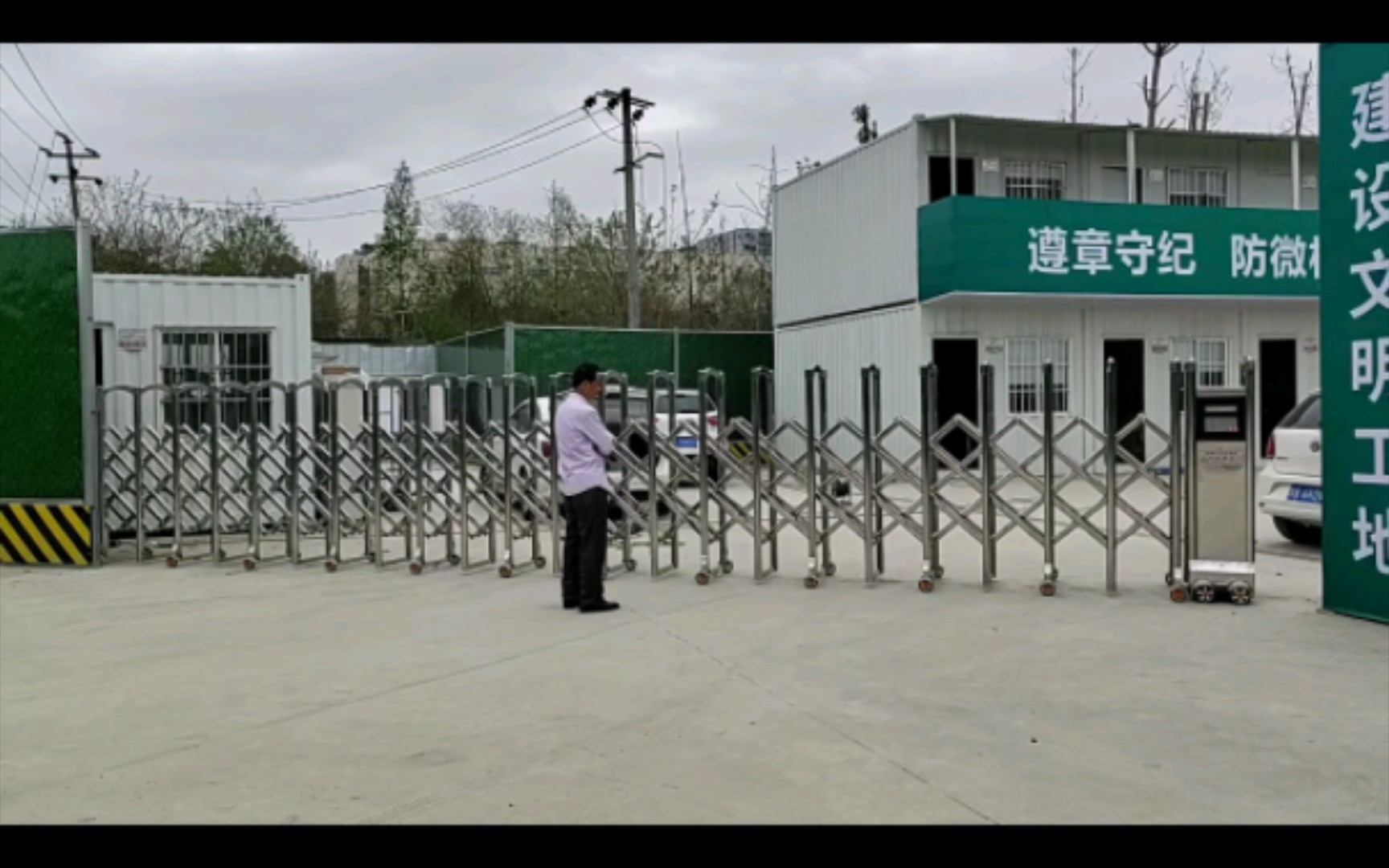 0322工地电动伸缩门安装