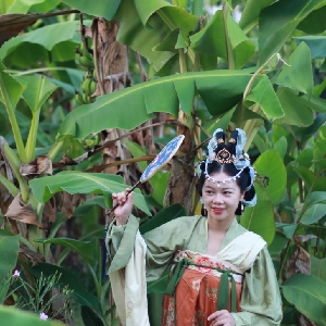 95后穿汉服喝茶的周盈 