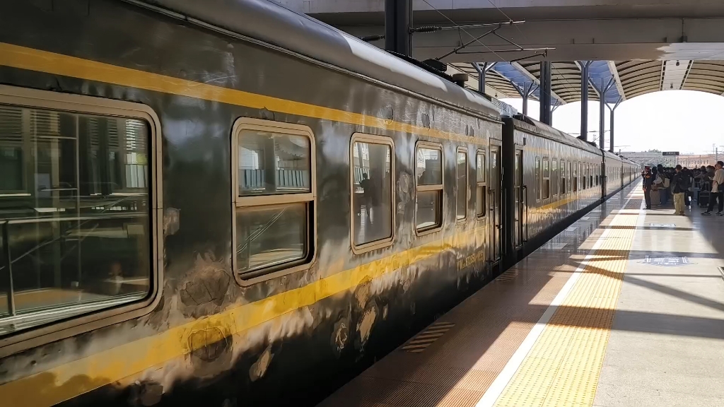 k102次列车进入天津西站+水牌