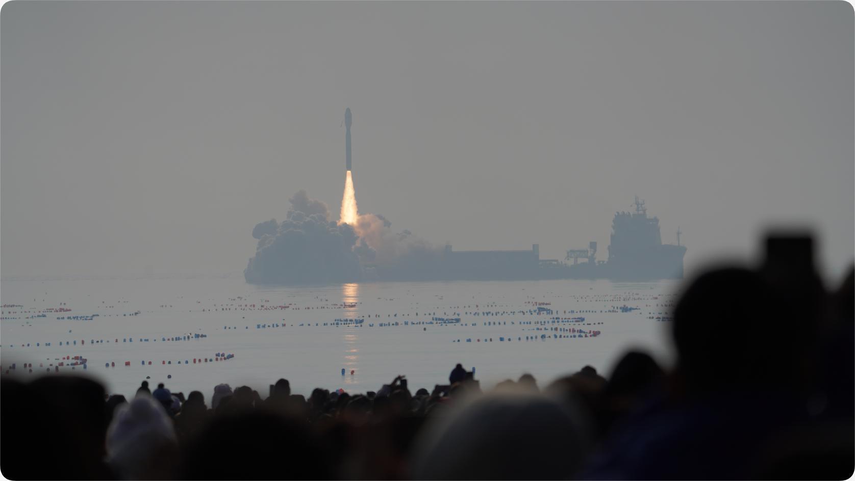 实拍微厘空间01组卫星发射现场:"一箭十星"海上起飞,人群热烈欢呼