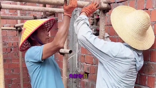 今天开始搭设钢管支模架,大哥正在用电动扳手拧紧扣件螺丝