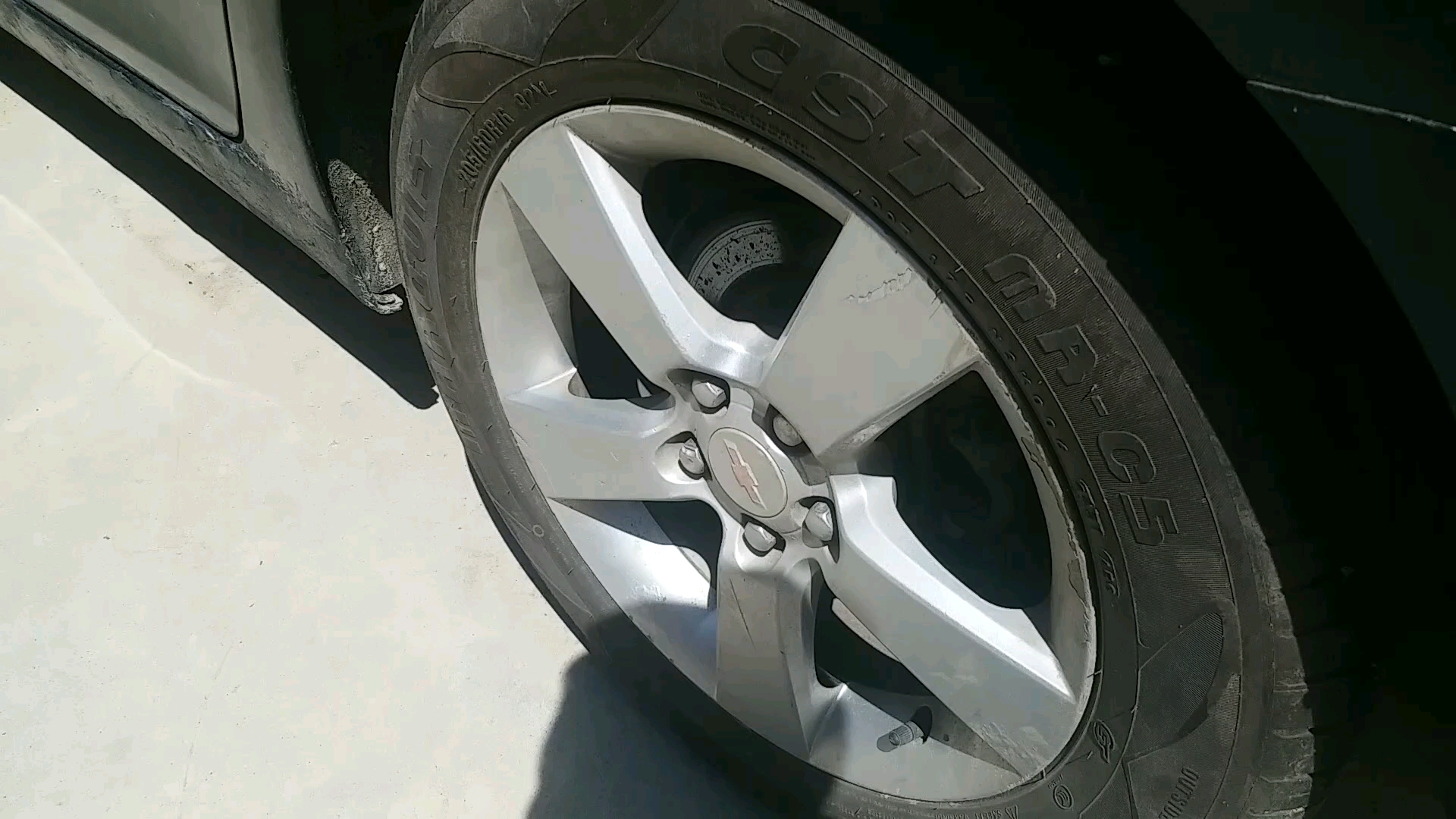 汽车轮胎磨损严重会造成油耗高,新轮胎有助于降低油耗,