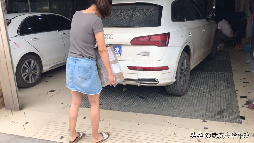 奥迪Q5L加装后备箱一脚踢功能,可以轻松地踢开踢关,灵敏方便!