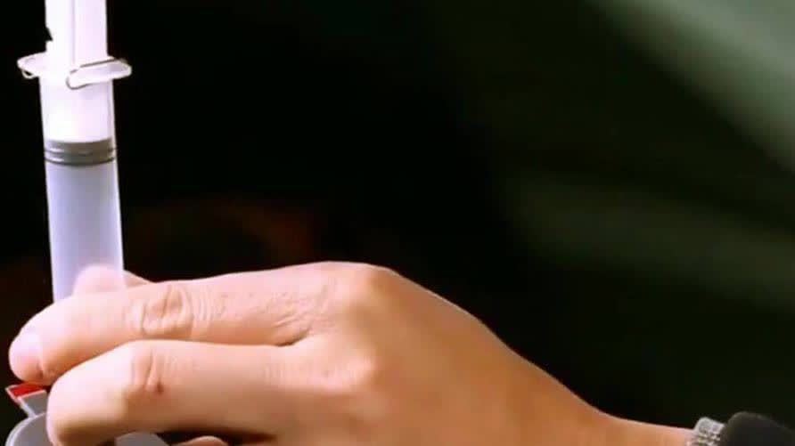 汽车玻璃修复黑科技,一压一贴完好如初!