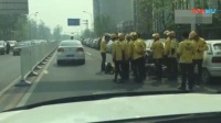 我在美团外卖骑手遭遇车祸, 兄弟们围起来保护, 泪目!截了一段小视频
