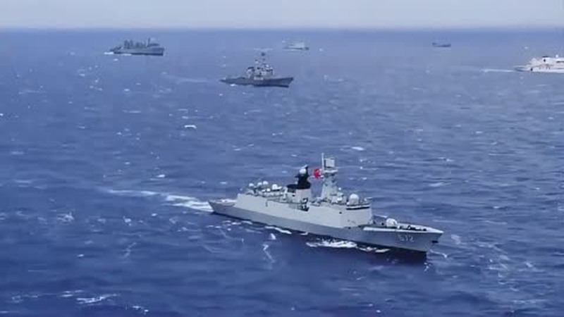 海南舰与外国军舰对峙