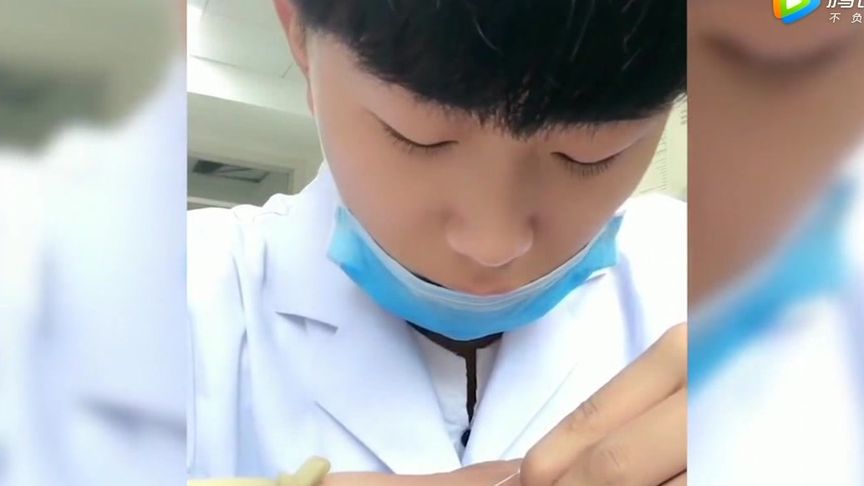 护校的男生也不容易,用自己的手练习扎针,看着都疼!