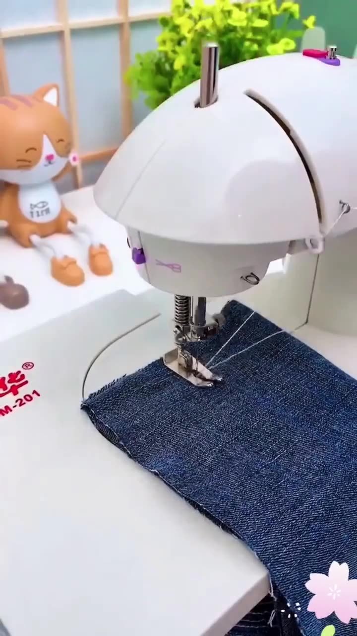缝纫机迷你-缝纫机上的迷你小缝纫机
