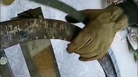 大师亲自操作,看看笔直的角铁是怎么做弧度的。