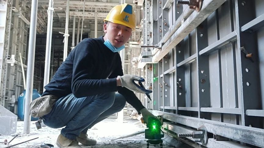 施工员太忙老黄亲自测量板墙垂直度,师傅做的活就是不一样必须赞