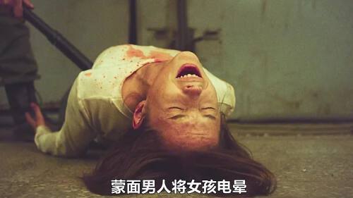 在这件恐怖的实验室,女孩被痛苦折磨!