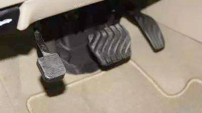 都是自动挡车型,为什么有的车有3个脚踏板?看完解开多年疑惑