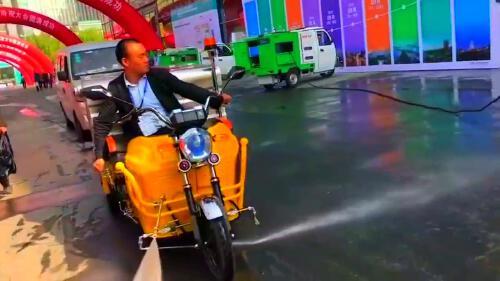 洒水车都出三轮版的了,中国人的聪明果然无处不在