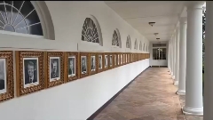 川普将历代总统照片墙中的拜登照片换成了自动签字笔ߘ