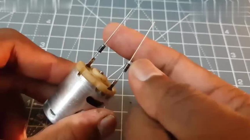电容器改装自由能发电,放在中间的磁铁是什么作用?