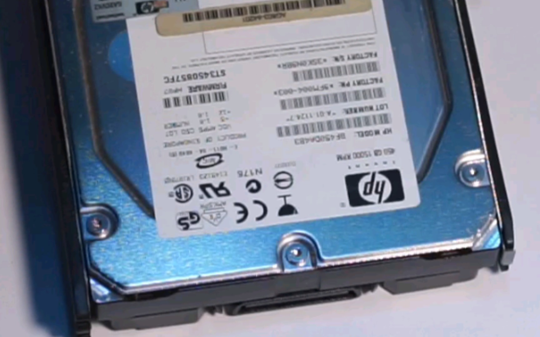 【拆解】惠普 450GB 15000转 3.5英寸 FC接口 机械硬盘,拆开发现盘体...