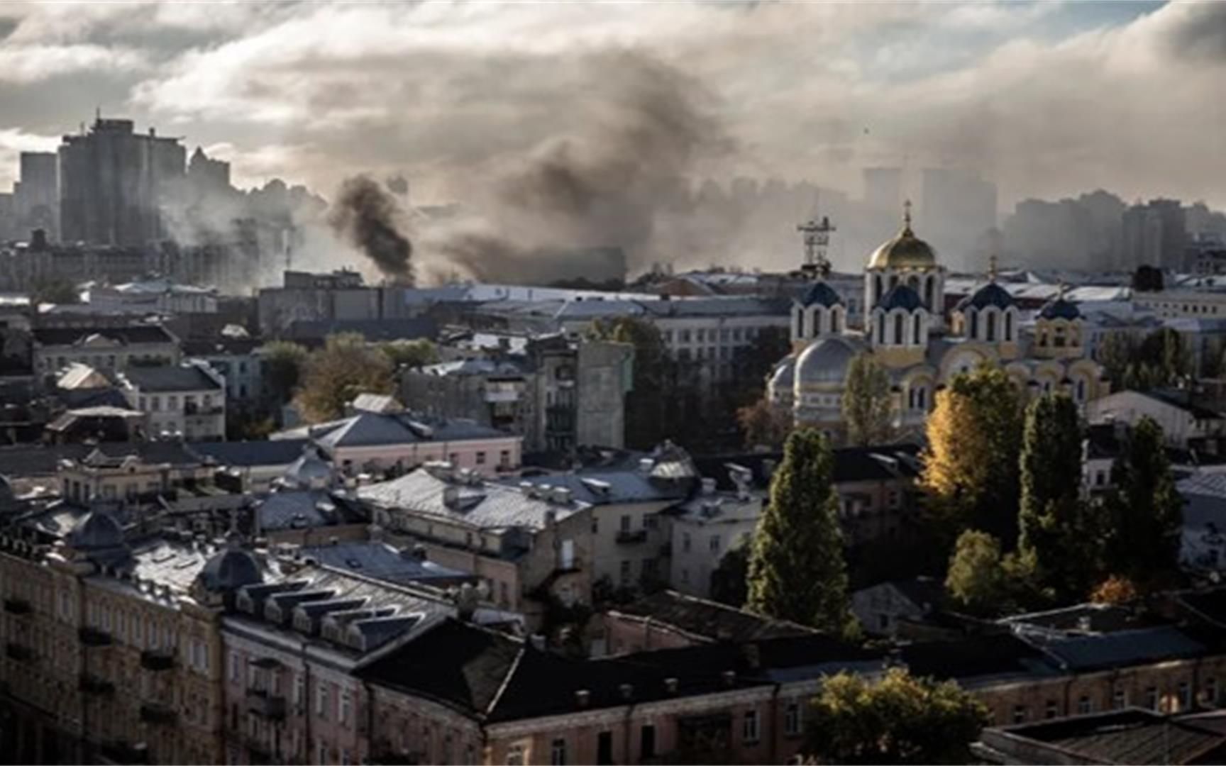 莫斯科遭乌袭击后,俄军连夜轰炸基辅,美怕引火烧身对乌划红线