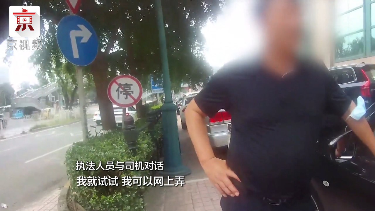 大型“黑车”查获现场!不仅费用是出租车的3倍,还谎称是滴滴司机