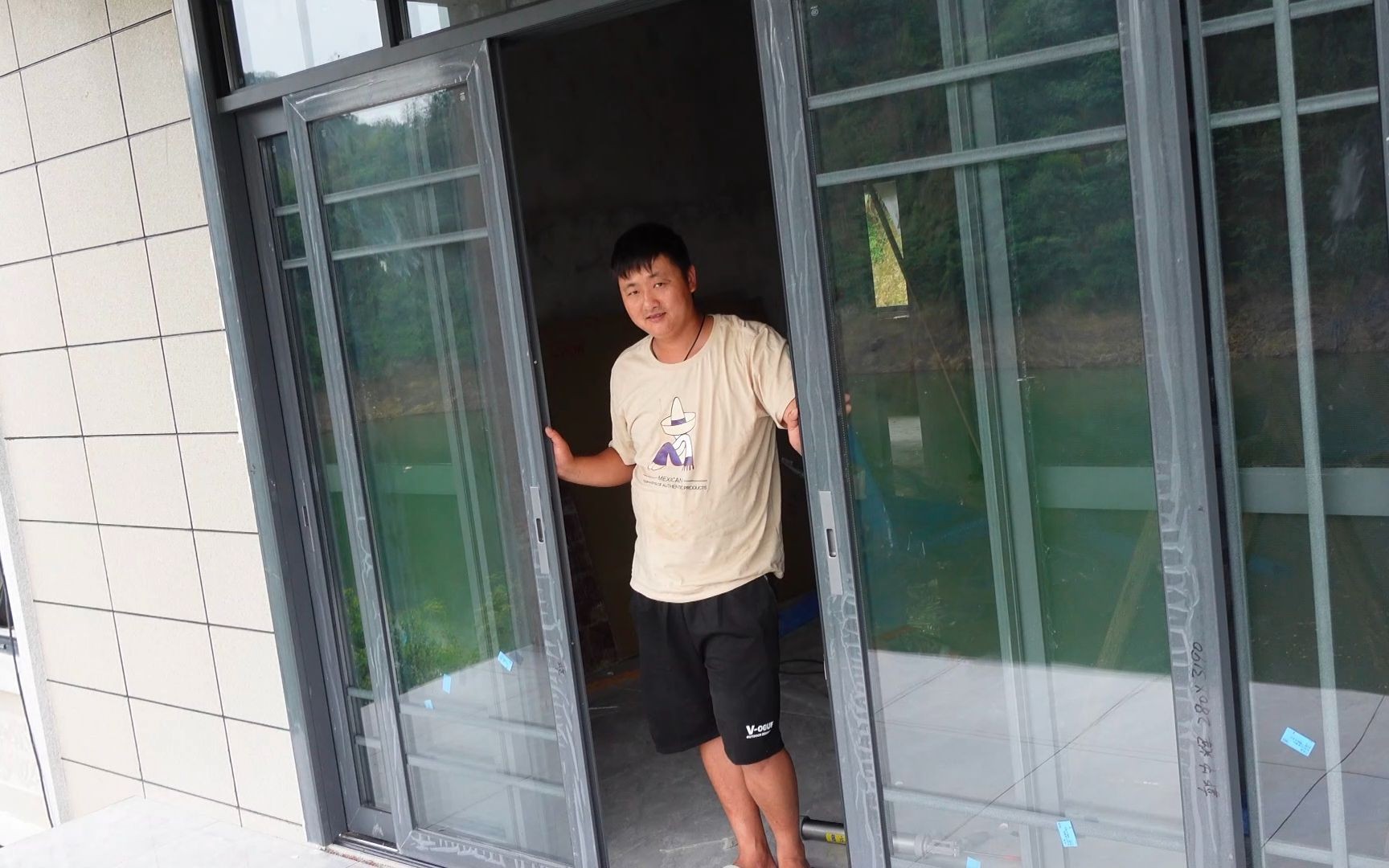 二楼阳台玻璃推拉门装上,离住新房又近一步,装完看起来效果满意