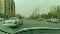 手动挡拥堵路段跟车方法,用油门控制车速,刹车很少踩