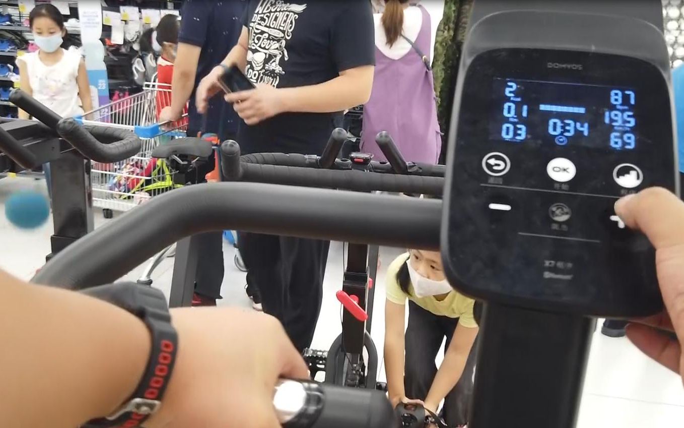 迪卡侬体验动感单车,锻炼身体很重要
