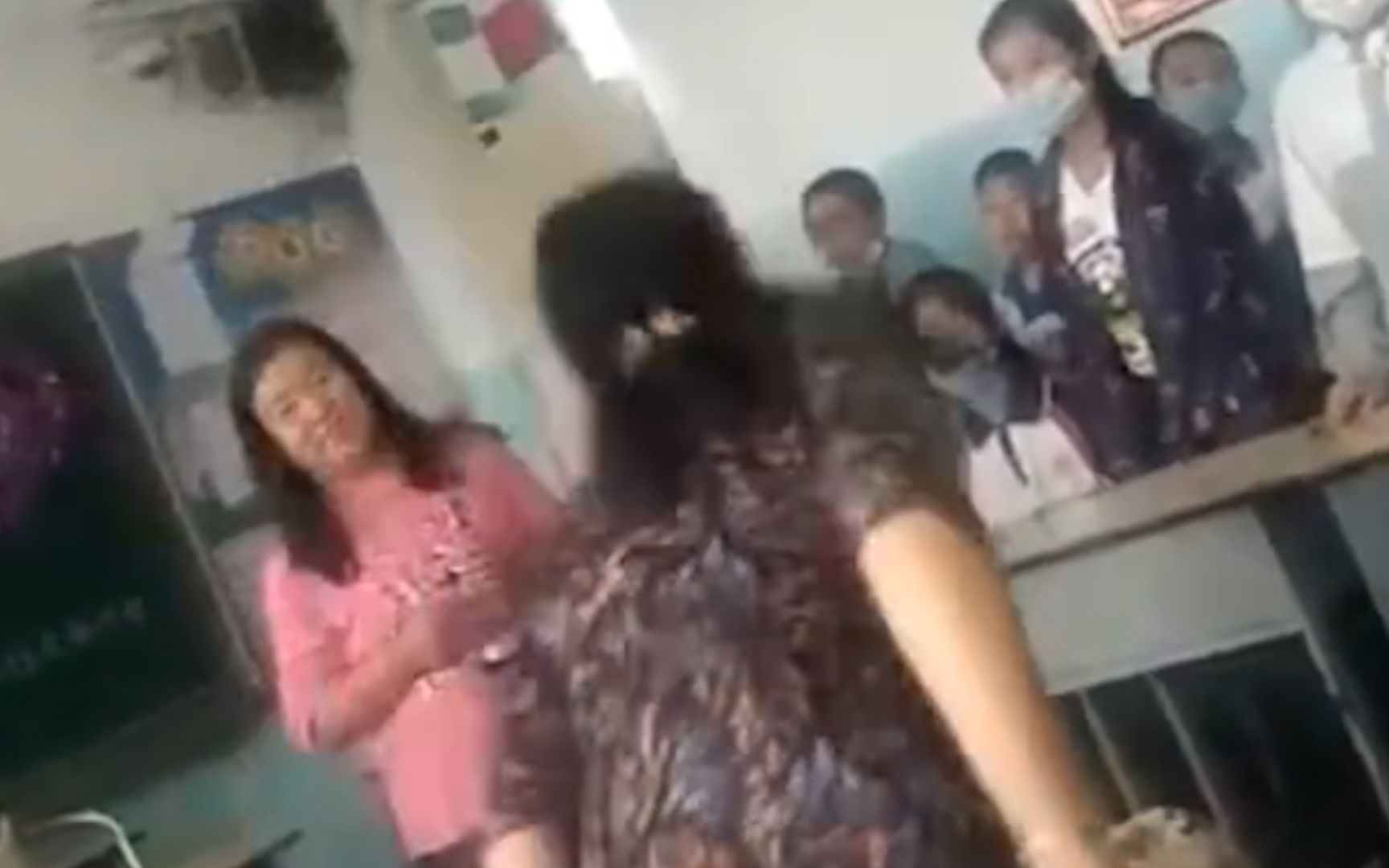 恶心!女教师向学生吐口水 只因她没送花