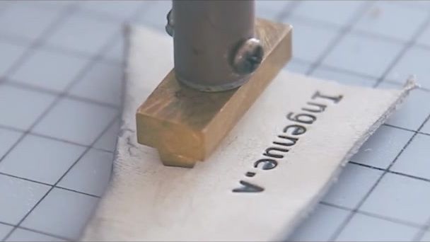 钱包上的字原来是这么刻上去的~